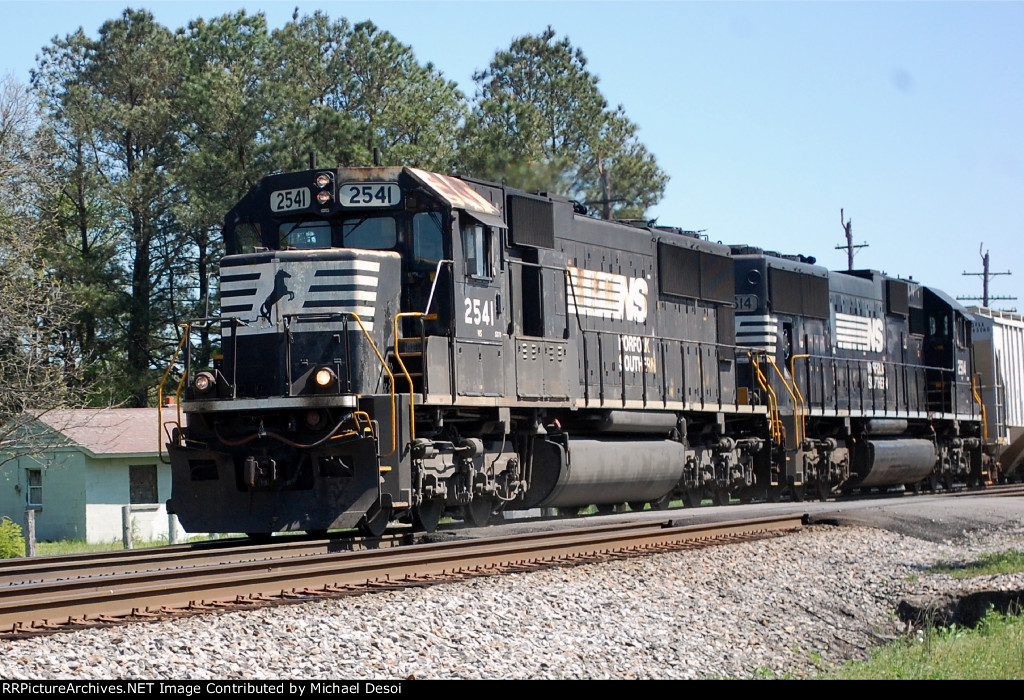 NS SD-70 #2541 leads a westbound at Maifield Ave.